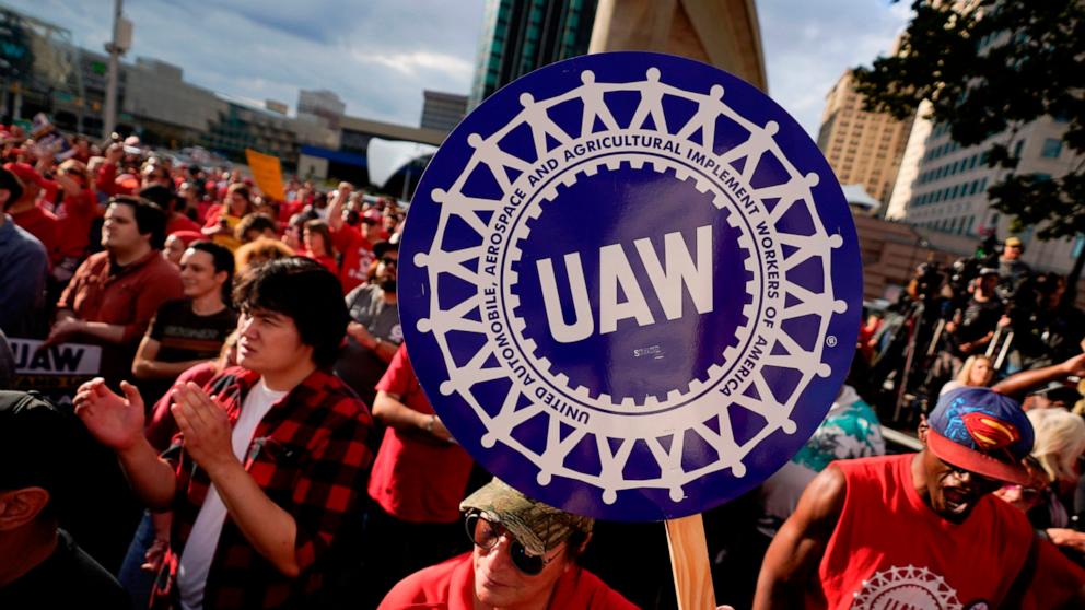 Autoworkers at Tesla, BMW and more move to join UAW, union says - ABC7 ...