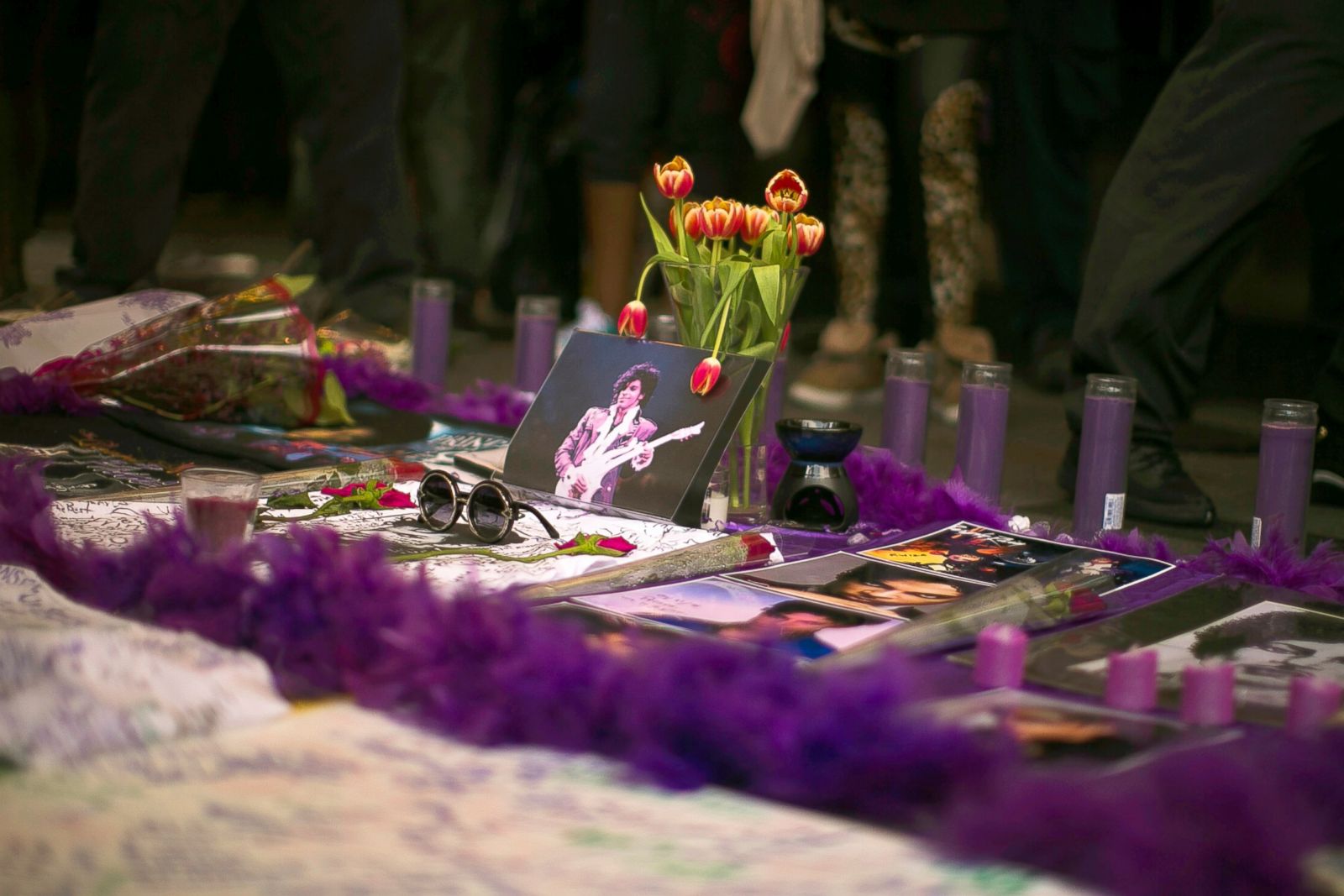 The World Mourns Prince Photos | Image #41 - ABC News