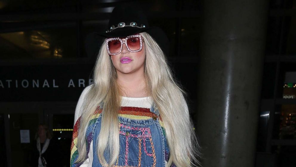Kesha laughs off being hug-snubbed by Jerry Seinfeld: 'I should've ...