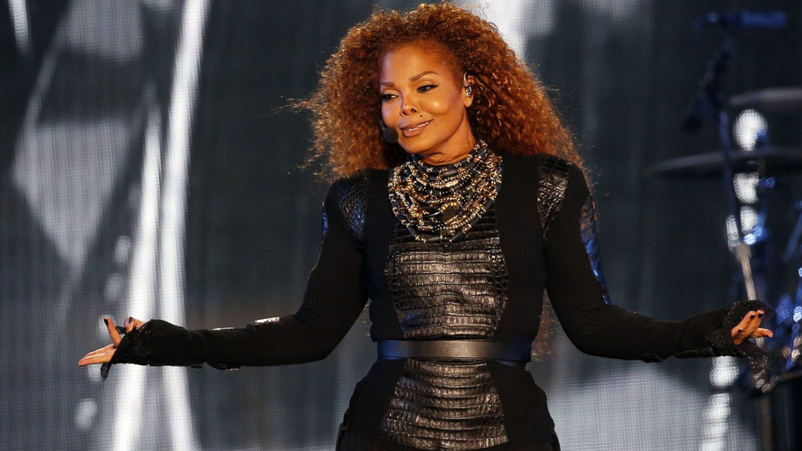 Janet Jackson Shows Off Her Perfect 39banana39 Splits In A Poetic