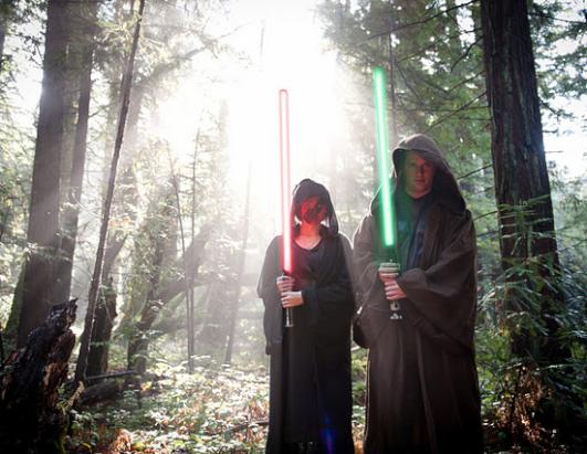 Star Wars Engagement Shoot Picture | Couple Dresses Up as a Sith and a ...