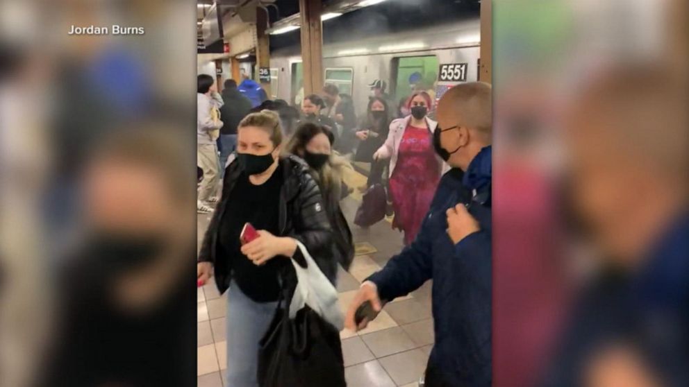 Video Massive Manhunt Underway In Nyc Subway Shooting Abc News