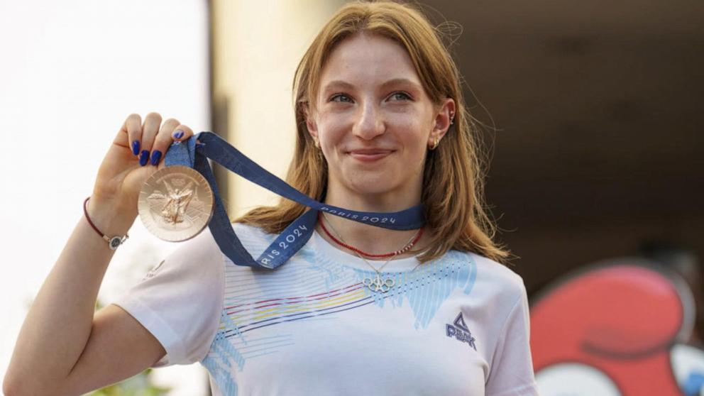 Romanian gymnast receives bronze medal and Australian breakdancer ... Romanian gymnast receives bronze medal and Australian breakdancer ...