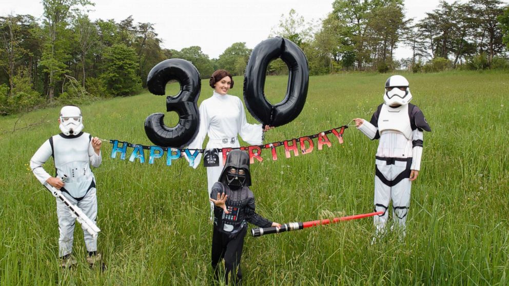 Woman celebrates her 30-'Sith' birthday with Star Wars photo shoot ...
