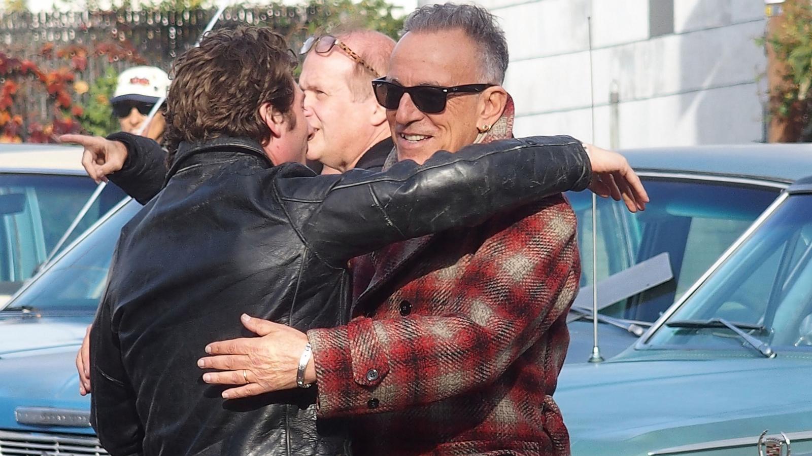 Bruce Springsteen visits Jeremy Allen White on set - Good Morning America