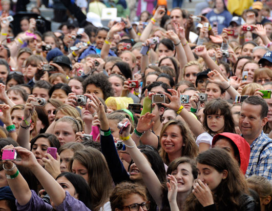Photo: GMA Jonas Brothers Concert Picture | Jonas Brothers 'Burnin' Up ...