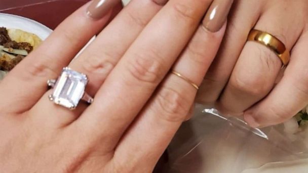 Amanda Bynes announces engagement and shows off massive diamond ring ...