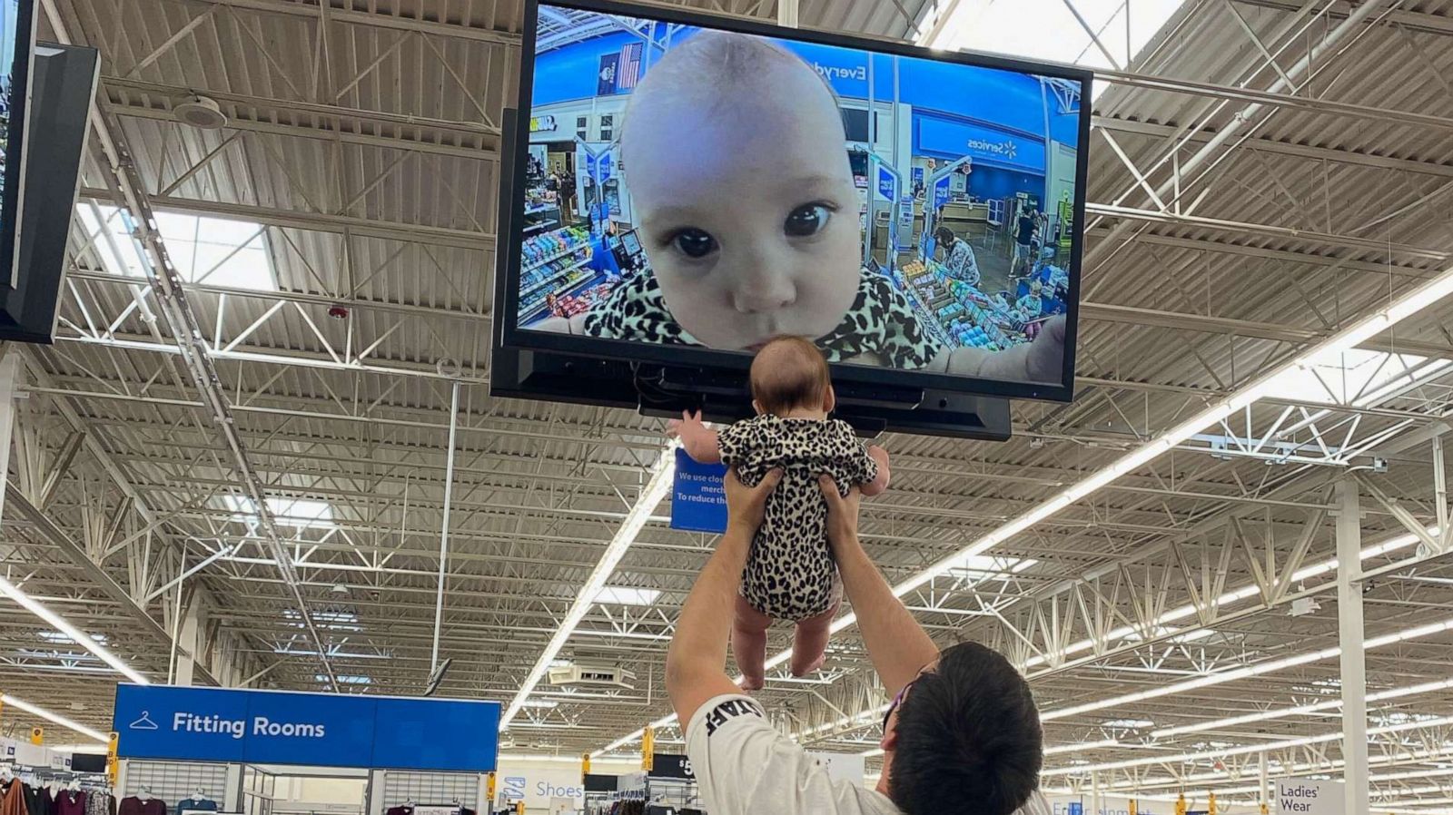 Photo of baby at Walmart goes viral - Good Morning America