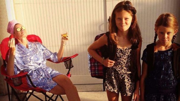 Mom takes hilarious back-to-school pictures with kids in epic annual ...