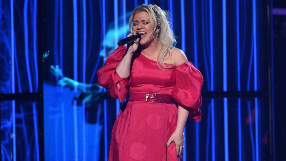 Hours after hosting Billboard Awards, Kelly Clarkson has surgery to ...