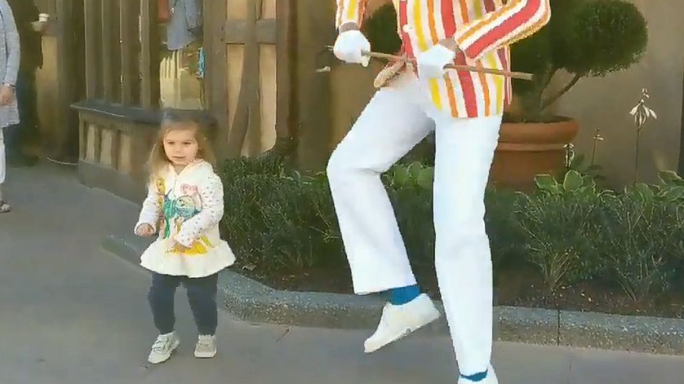 2-year-old wows crowd as she dances with 'Mary Poppins' character Bert ...