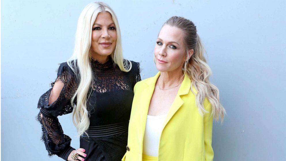 Tori Spelling, Jennie Garth visit beach apartment where 'Beverly Hills ...