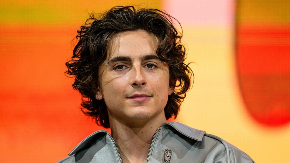 See Timothée Chalamet as Bob Dylan on the set of 'A Complete Unknown ...