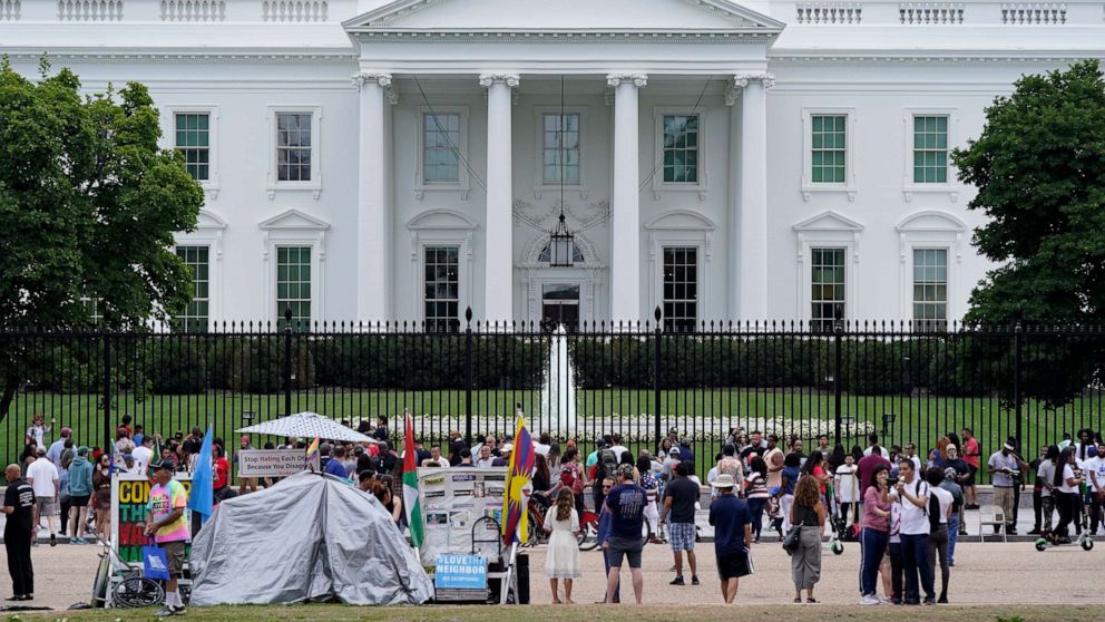 Sidewalks outside White House reopen to pedestrians, bikes - ABC News