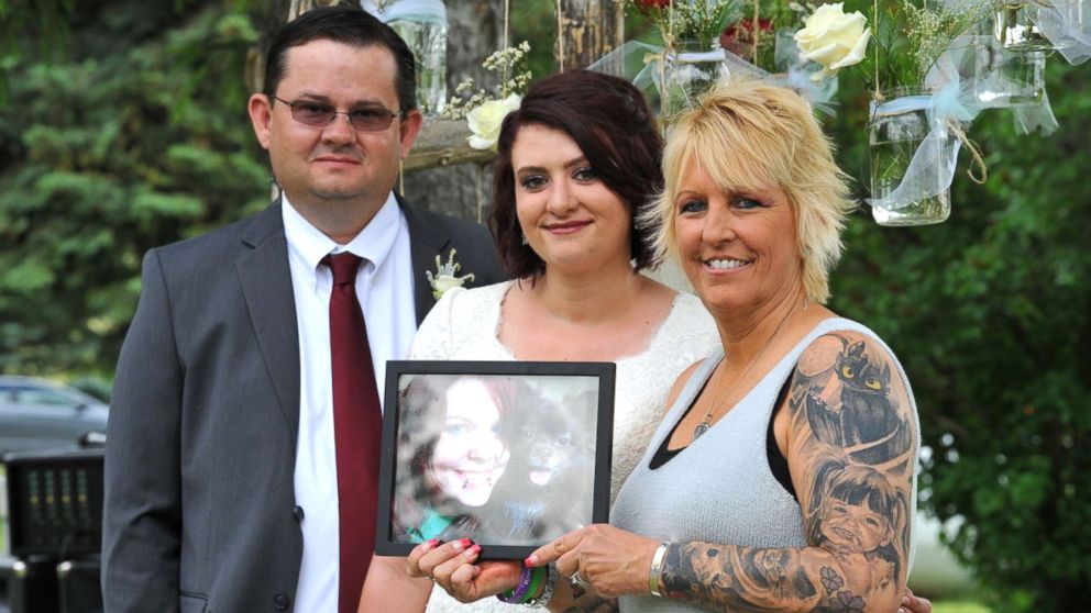 Mother of organ donor meets recipient at his daughter's wedding - ABC News