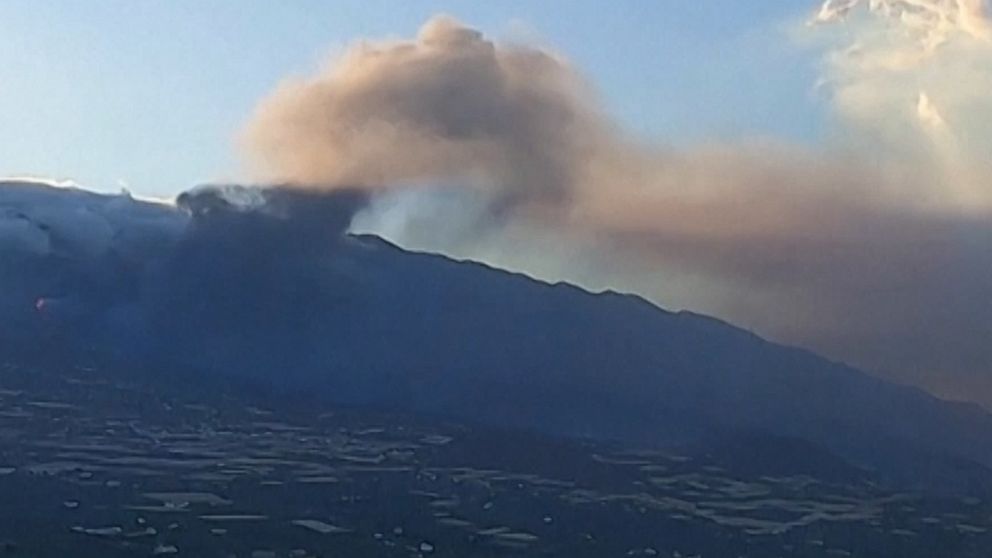Timelapse shows lava from La Palma volcano reach ocean | GMA