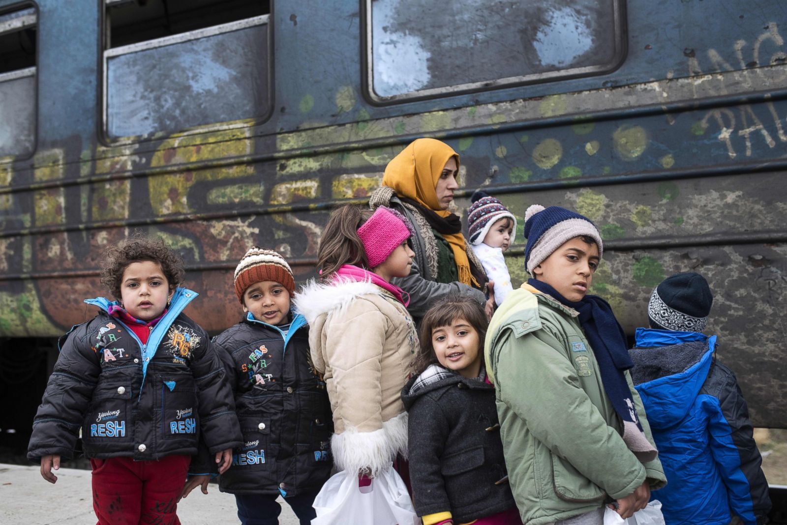 Seeking Shelter Amid War and Violence, Refugees Flee Their Homes Photos ...