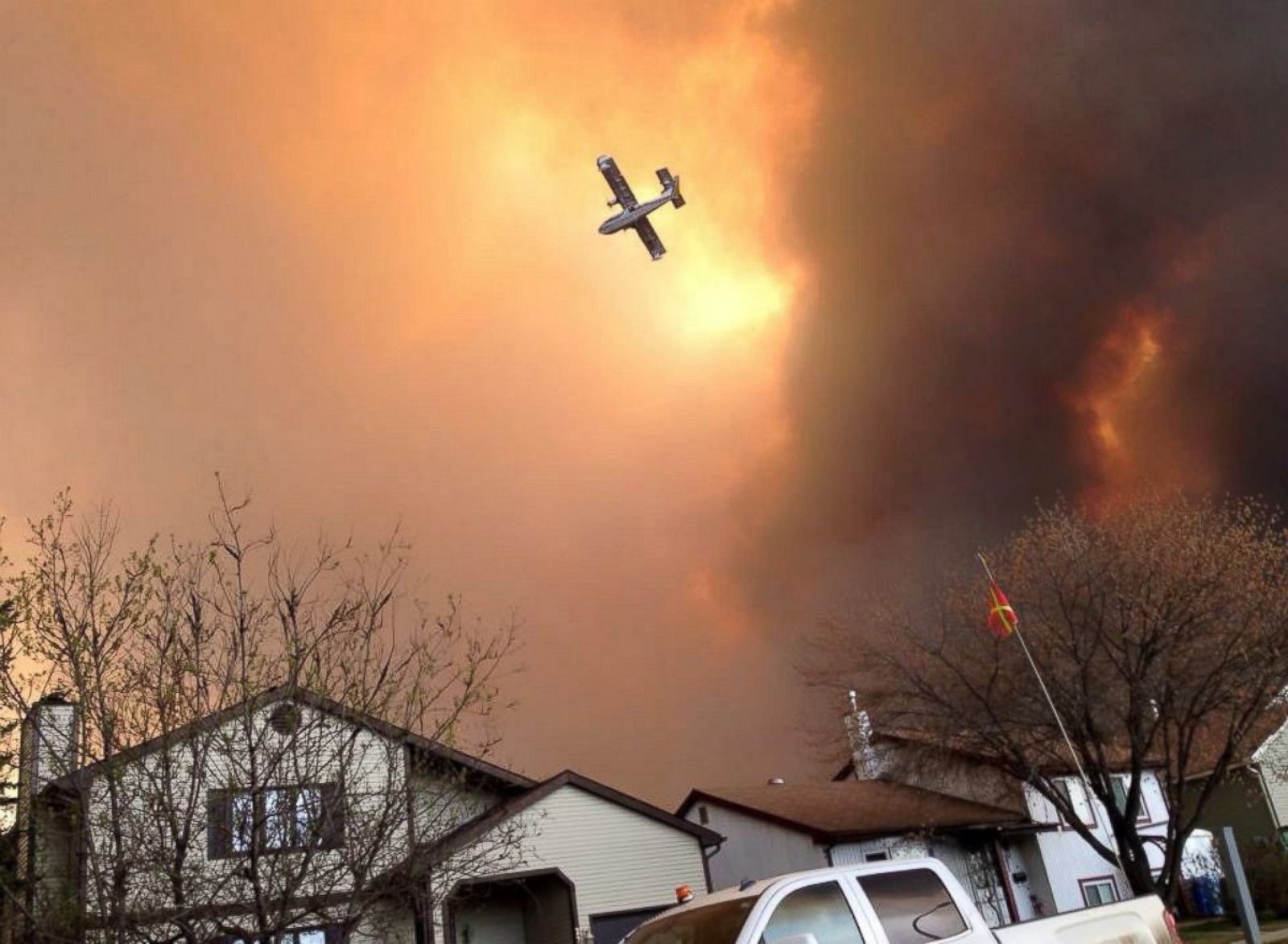 Wildfire Forced Evacuation Of Fort Mcmurray Canada Photos Image 381