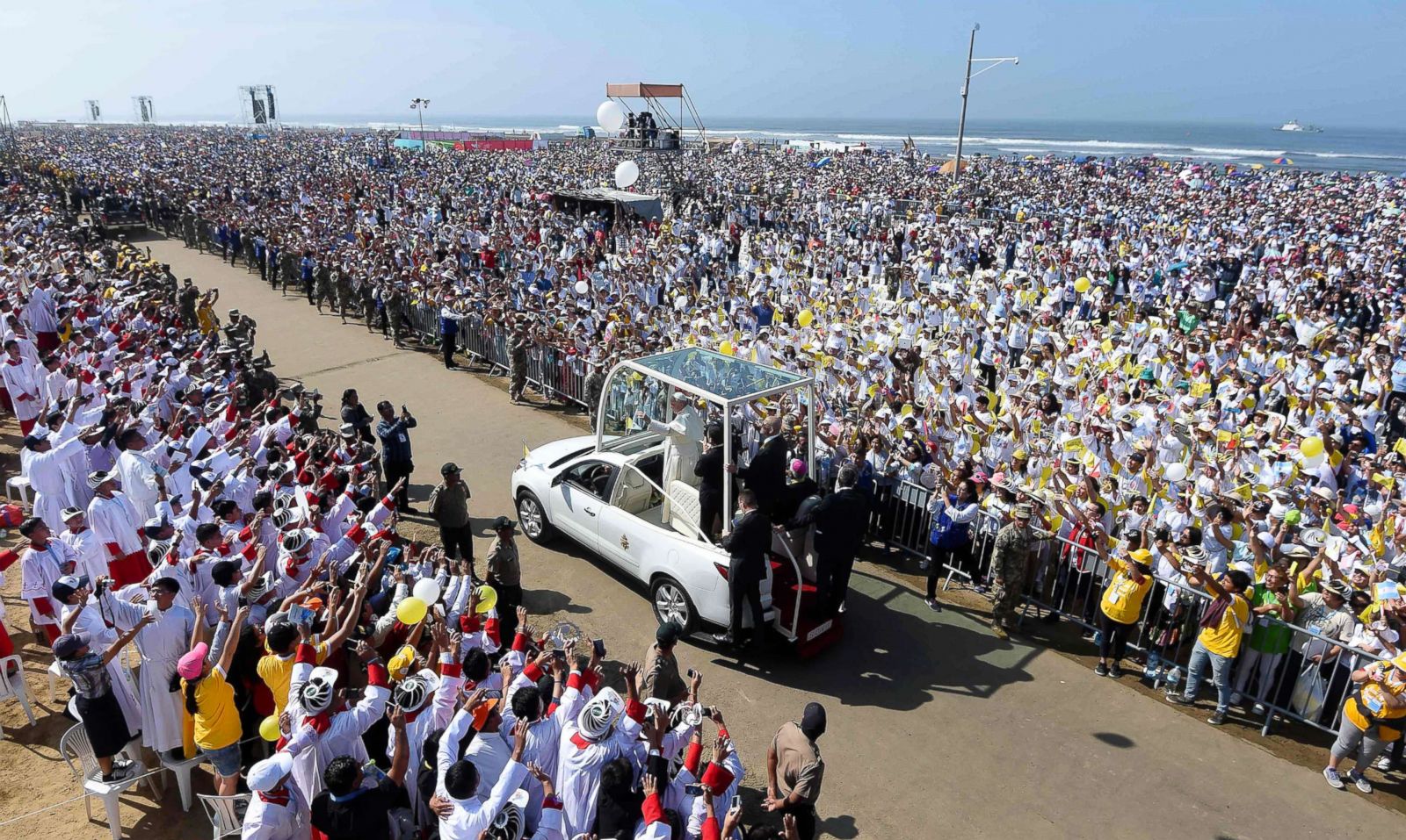 Pope Francis visits Chile and Peru Photos | Image #21 - ABC News