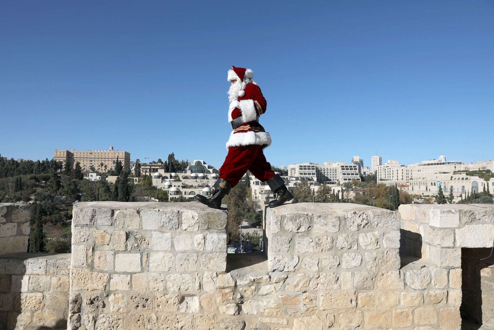 Santa celebrations around the world Photos | Image #111 - ABC News