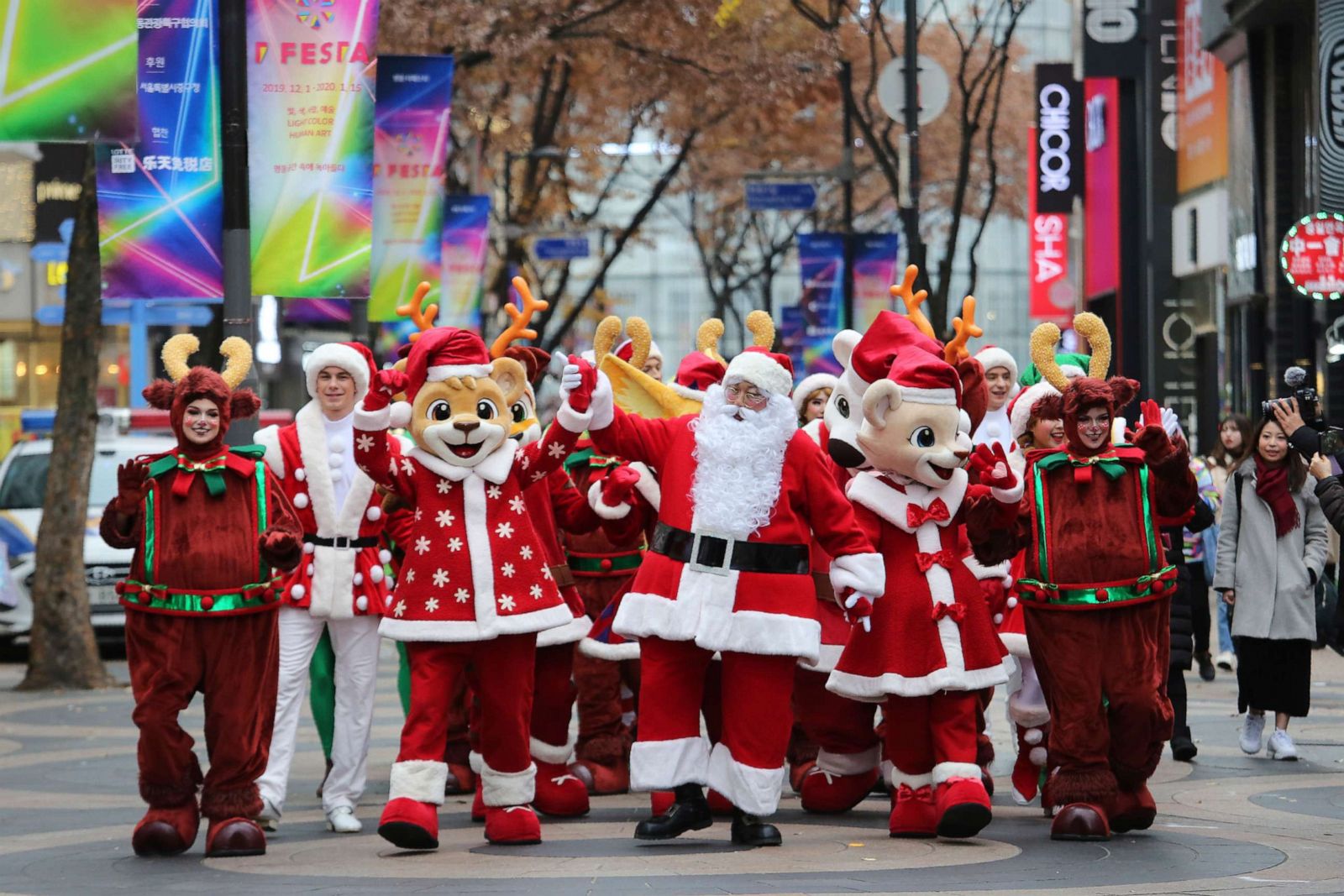 Santa celebrations around the world Photos | Image #71 - ABC News