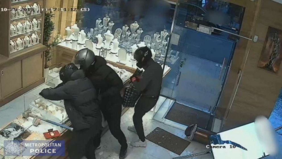 Astonishing video shows daring smash-and-grab raid in London jewelry ...