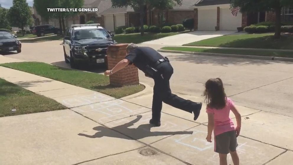 Texas cop plays hopscotch with young girl during his break - ABC News