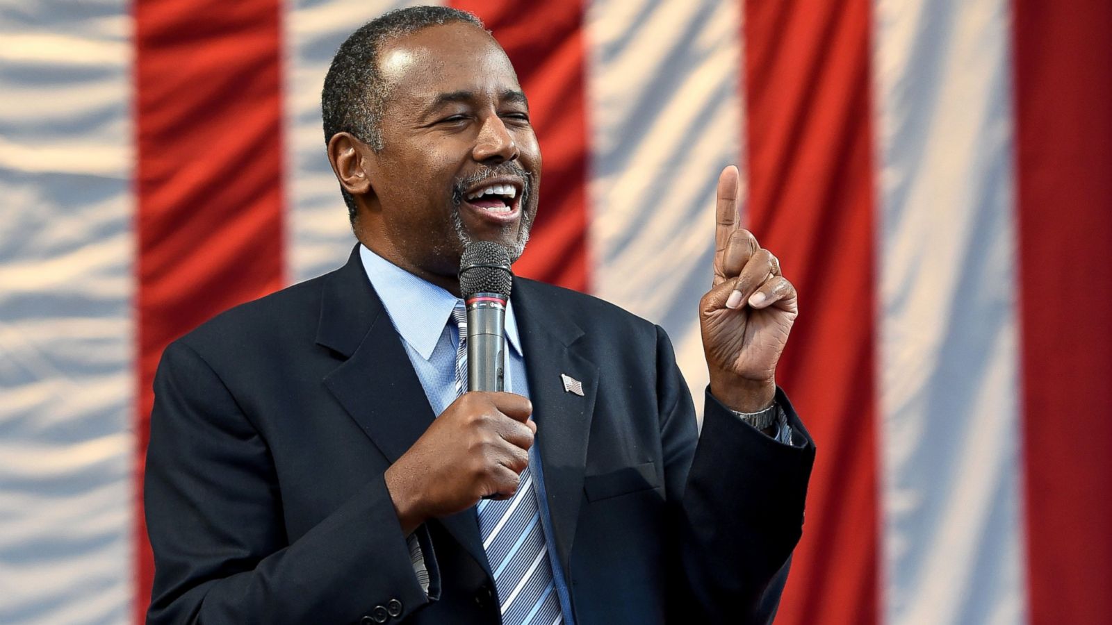 Ben Carson Apologizes For Saying He Saw 'Newsreels' of American Muslims ...