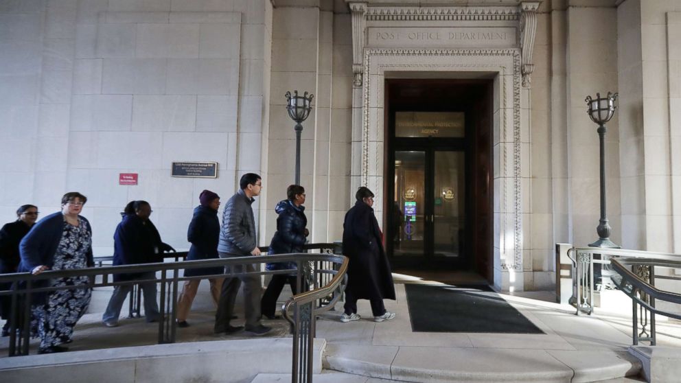 Federal employees back at work Monday, facing backlogs and IT issues ...