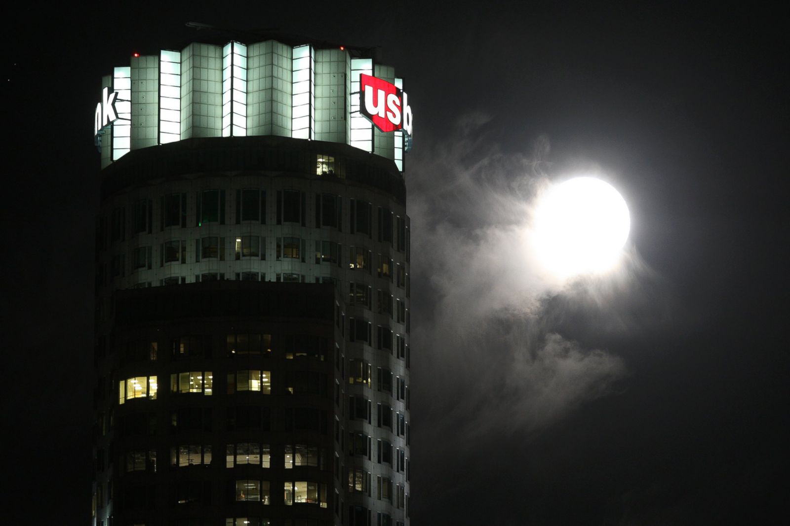 Stunning Supermoon Photos Photos | Image #31 - ABC News