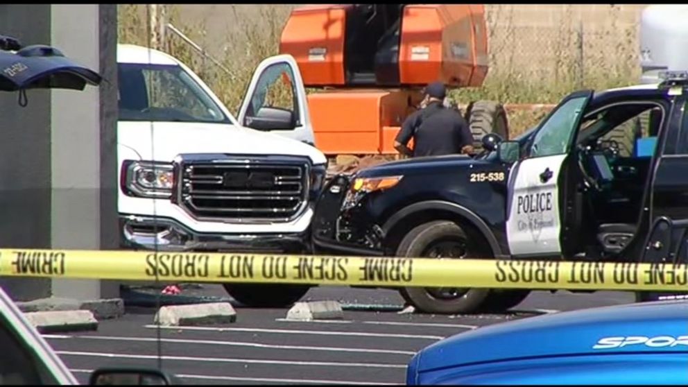Video Alleged Suspect In Cop Shooting Barricaded In Home Abc News
