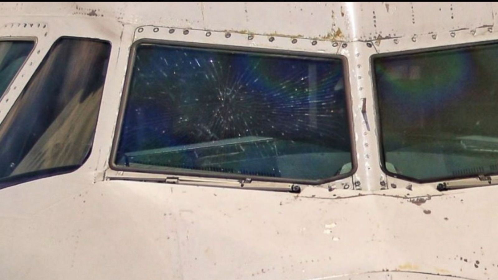 Plane's windshield crack forces diverted landing - Good Morning America