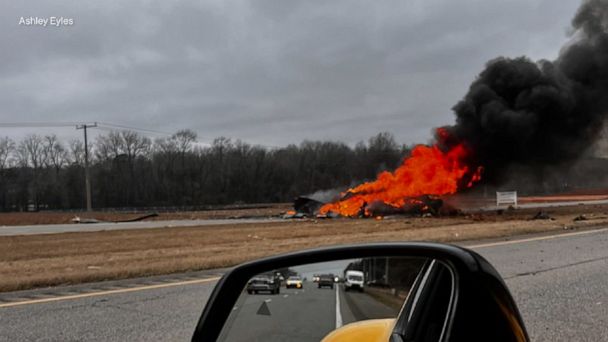 Video Black Hawk helicopter crashes onto Alabama highway - ABC News