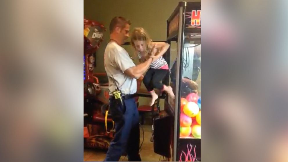 Girl Gets Trapped Inside a Claw Machine After a Double Dog Dare - ABC News