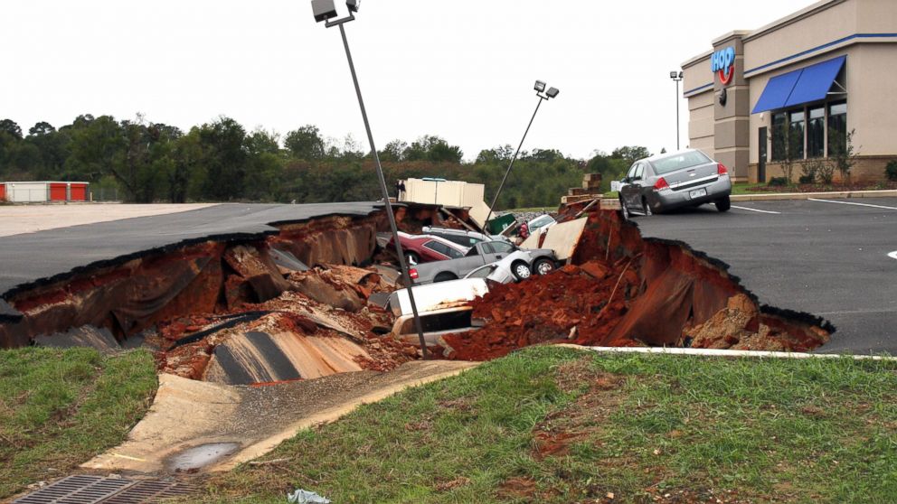 Mississippi Parking Lot Collapses, Swallowing More Than a Dozen Cars ...