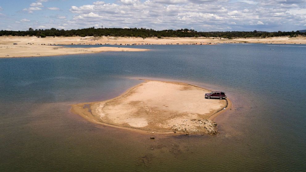 At California's Folsom Lake, a stark image of state's drought disaster ...
