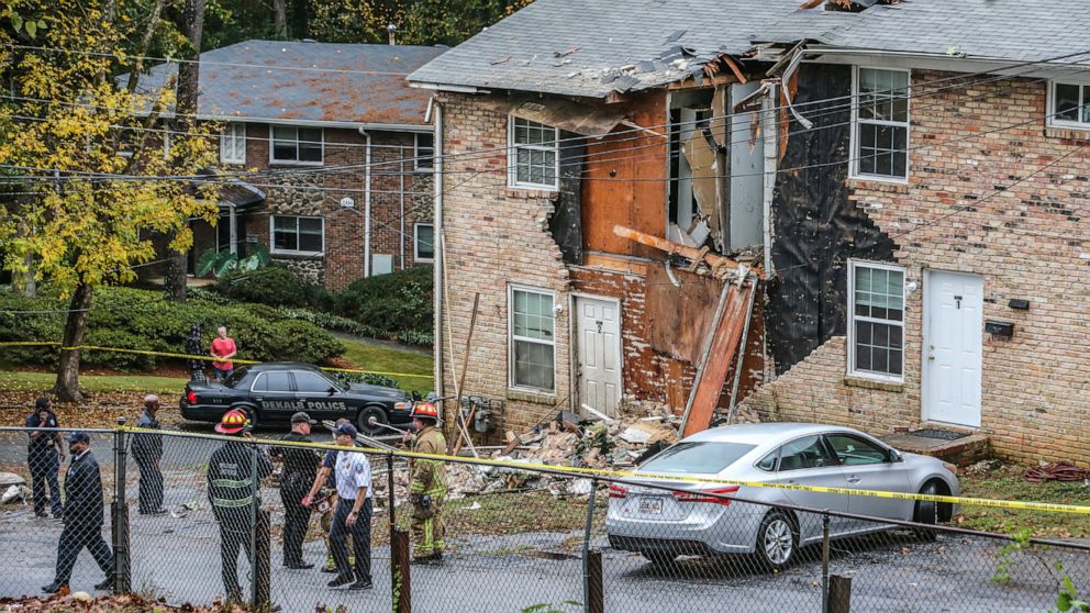 2 dead after small plane crashes into Georgia townhouses - ABC News