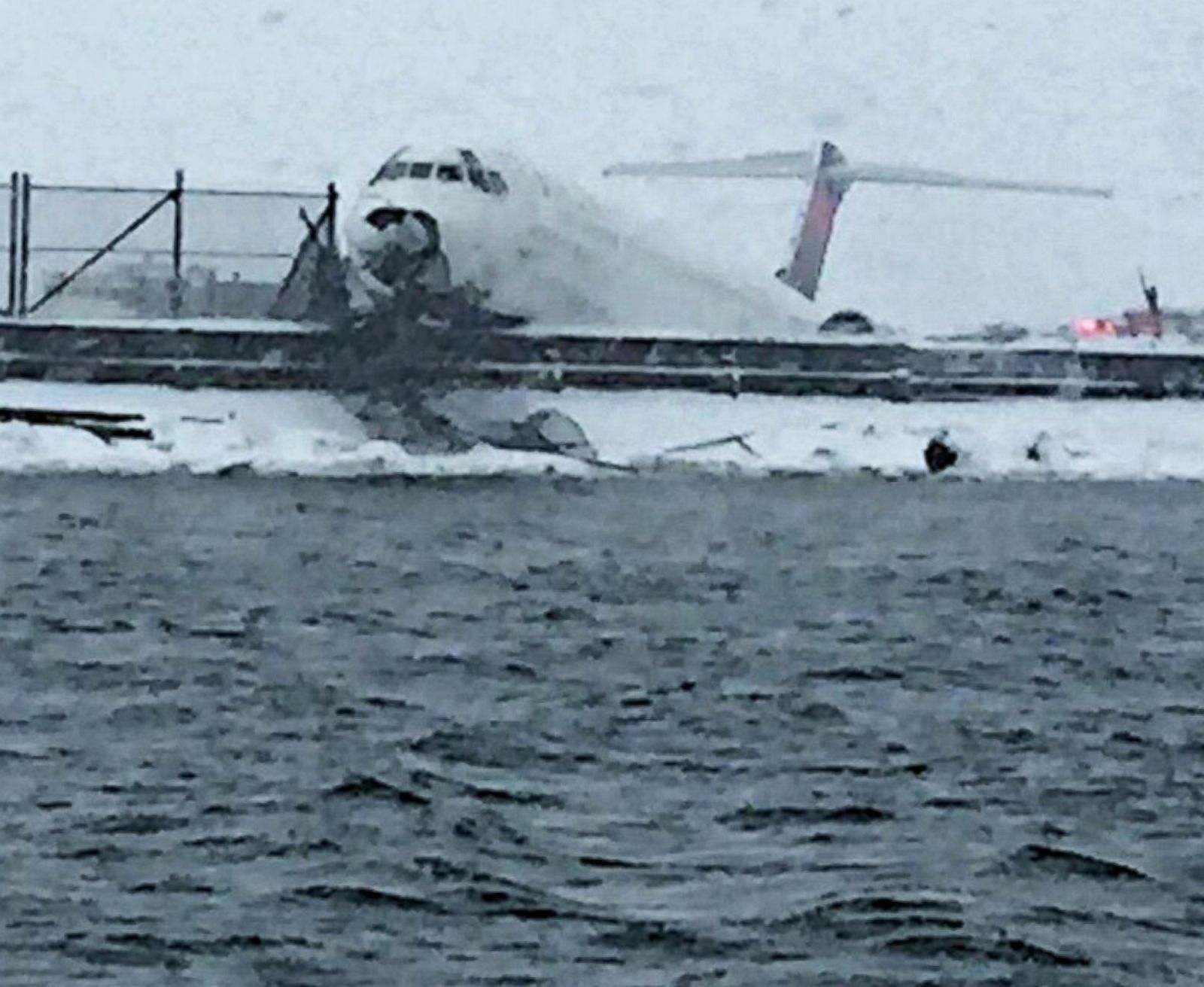 Delta Plane Skids Off the Runway at Laguardia - ABC News Delta Plane Skids Off the Runway at Laguardia - ABC News