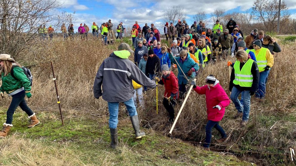 'This is the right thing to do': 2,000 volunteers scour for clues in ...