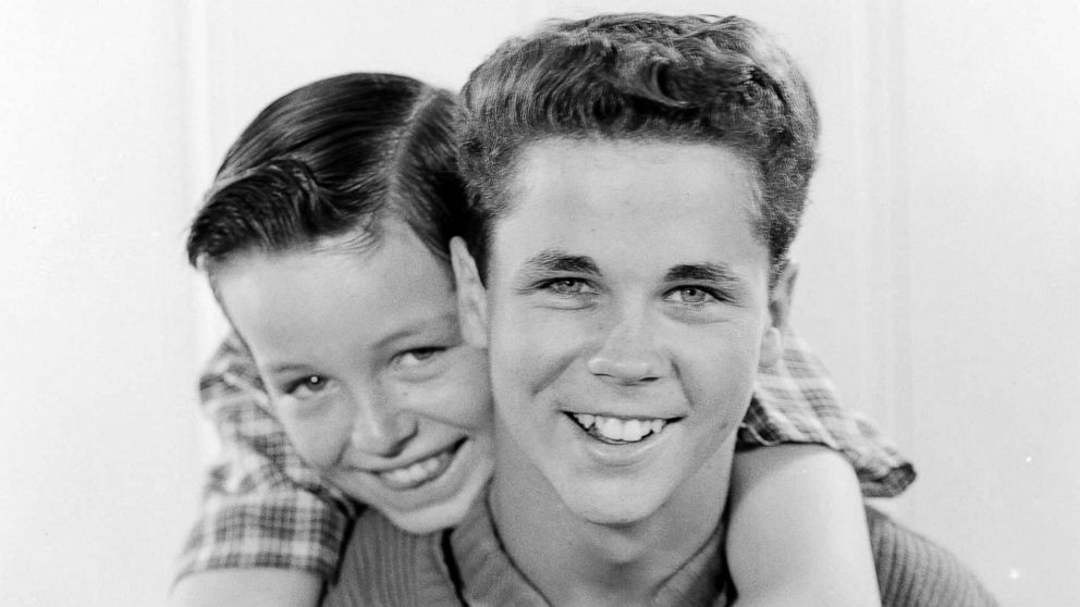 'Leave it to Beaver' star Tony Dow dies at 77 - ABC News