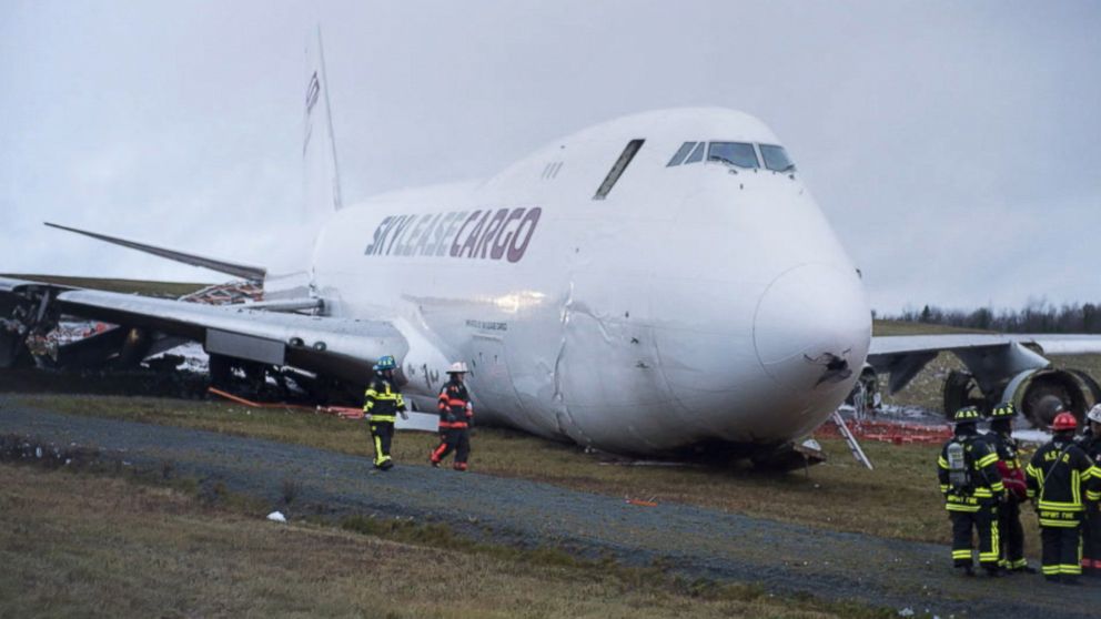 Video Cargo jet is badly damaged after overshooting runway, skidding ... Video Cargo jet is badly damaged after overshooting runway, skidding ...