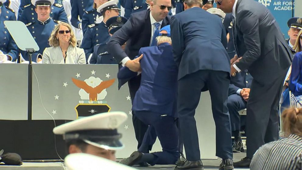 Video Biden Falls On Stage At Us Air Force Academy Commencement Abc News